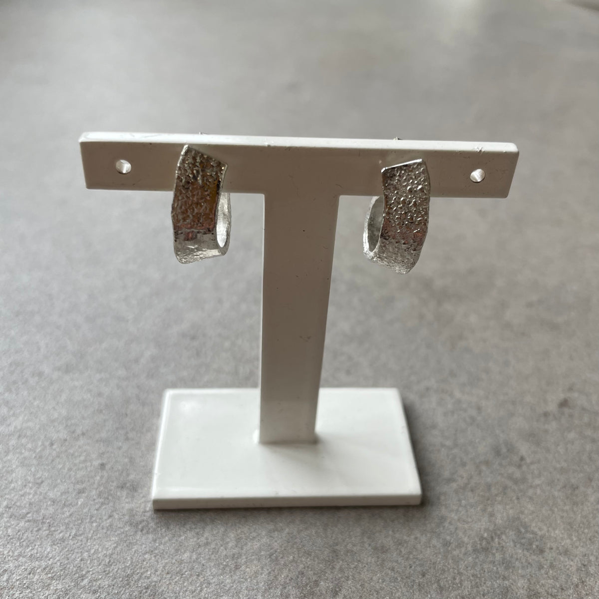 Reticulated silver curl hoop – Amabis